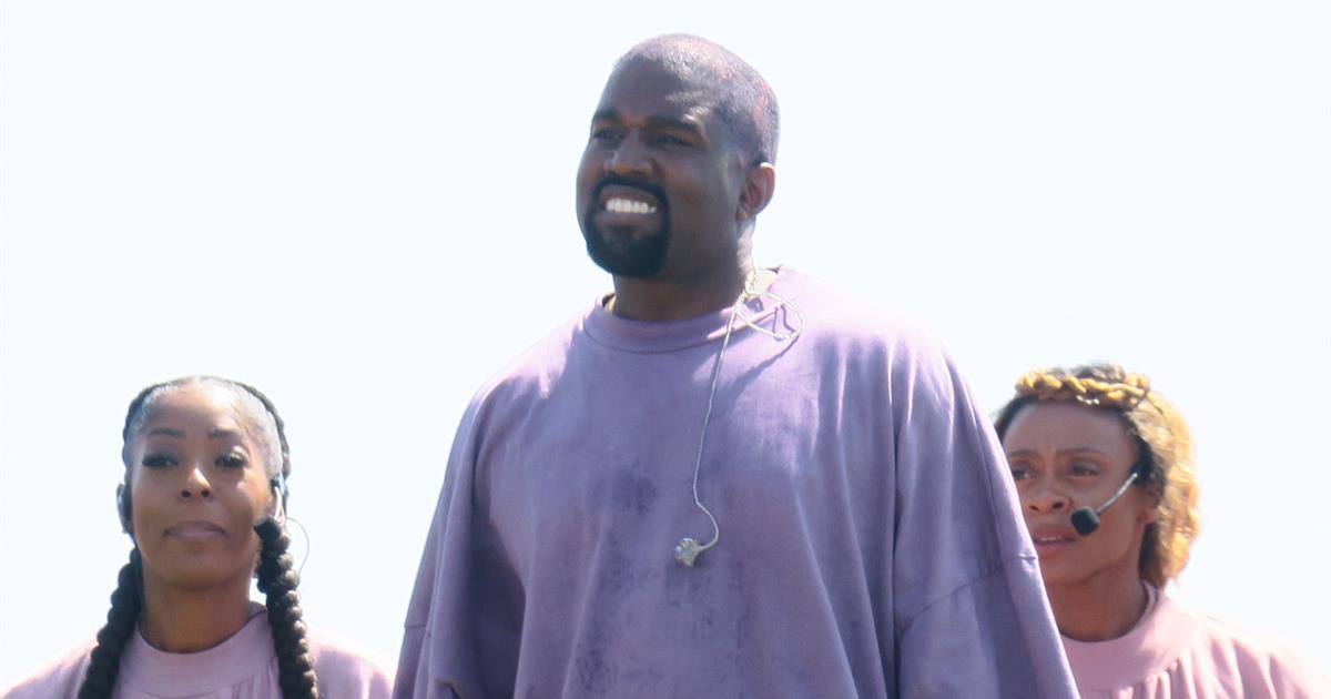 Kanye West triunfa con su ropa religiosa