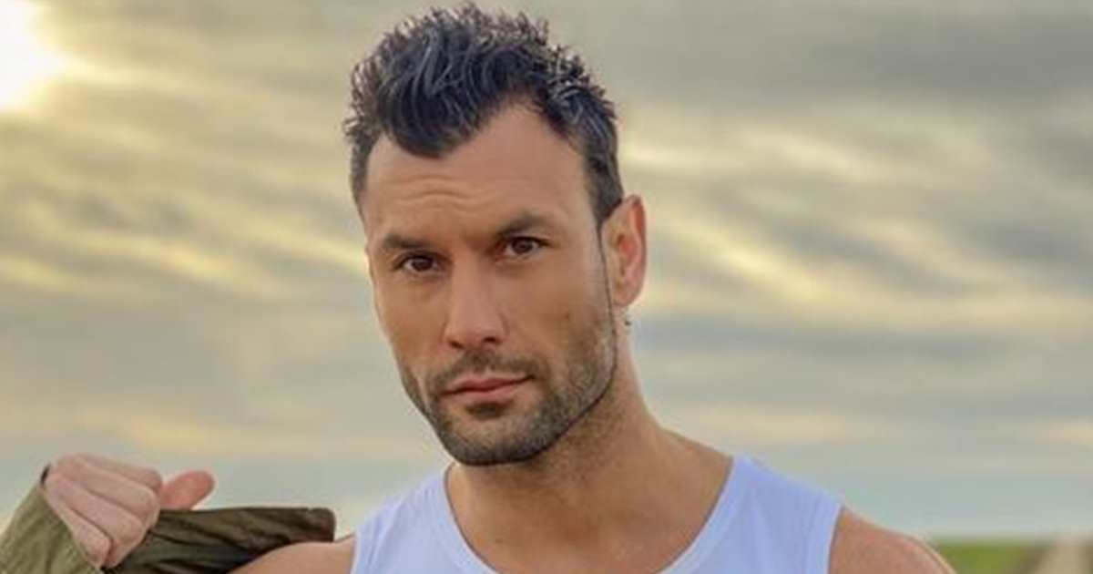 Jorge Pérez enciende las redes sociales con su posado más sugerente