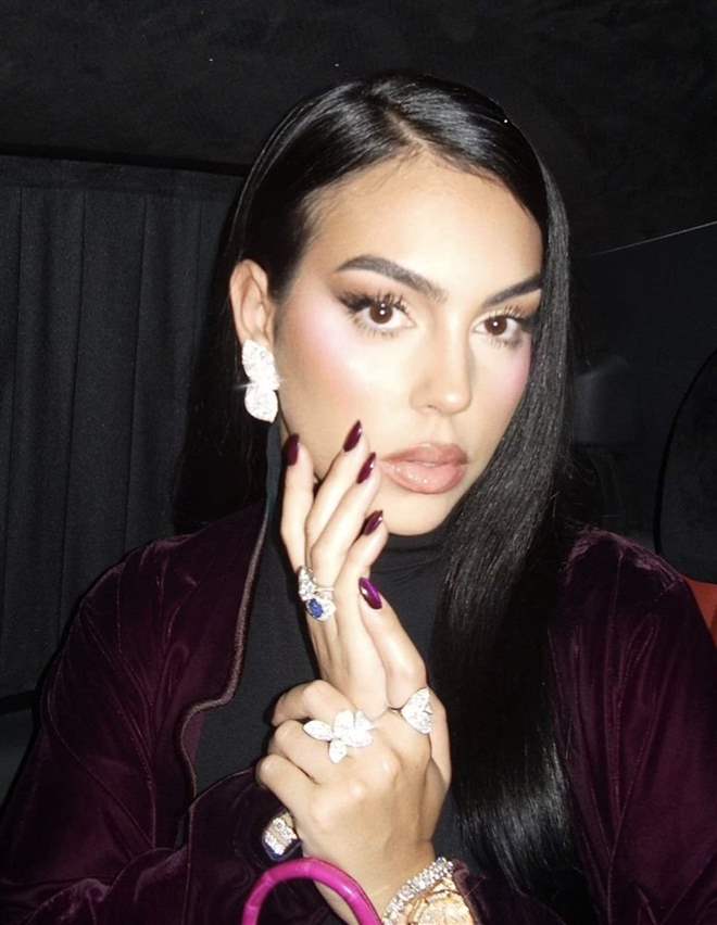 Georgina Rodríguez lleva el diseño de uñas del color más elegante para ...