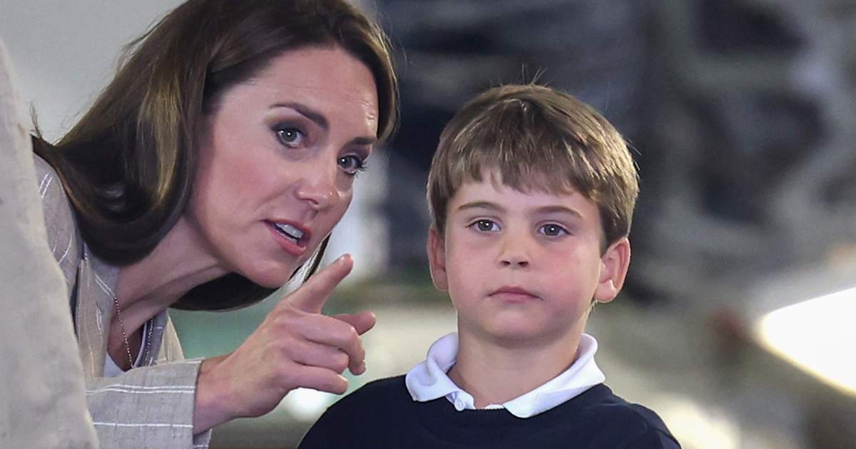 Blazer de rayas y pantalones holgados: El look de mamá todoterreno de ...