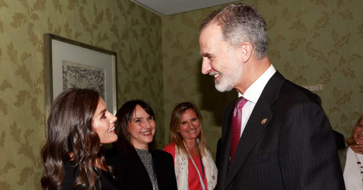La reina Letizia y el rey Felipe VI, entre risas y abrazos, se sinceran sobre su famosa (y ...