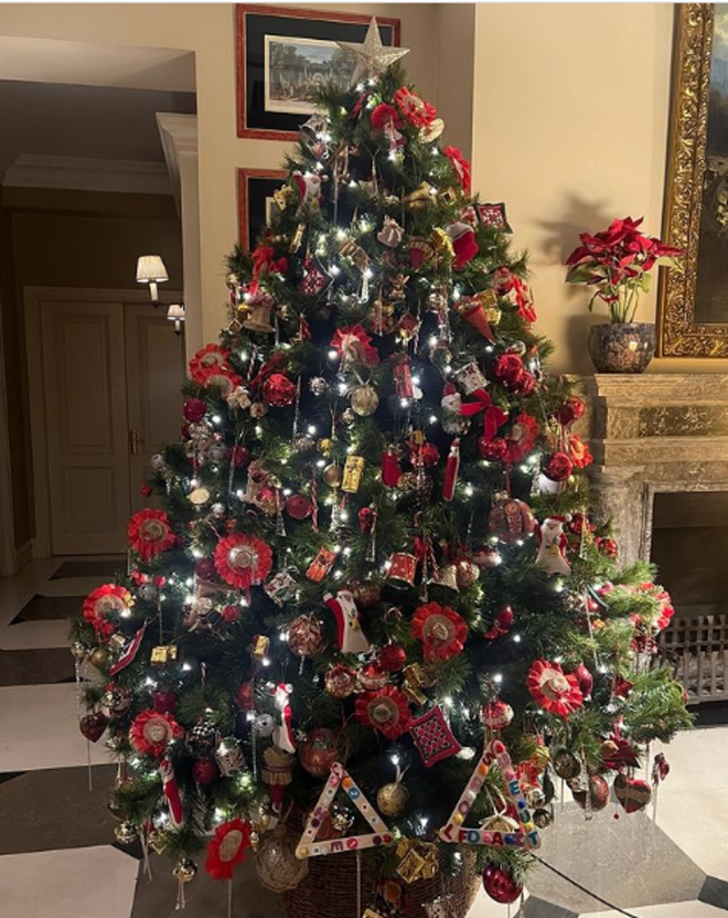 Ana Boyer enseña el árbol de Navidad de Isabel Preysler: barroco ...