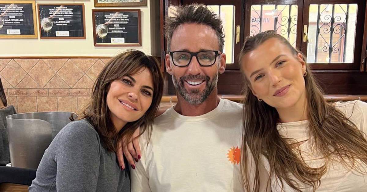 La cena de Álvaro Muñoz Escassi que ha reunido a su novia María José ...