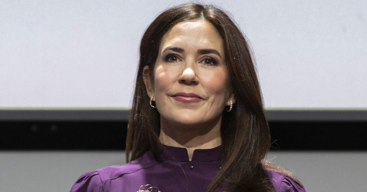 Mary Donaldson, arrebatadora con falda lady y botas altas en su último ...