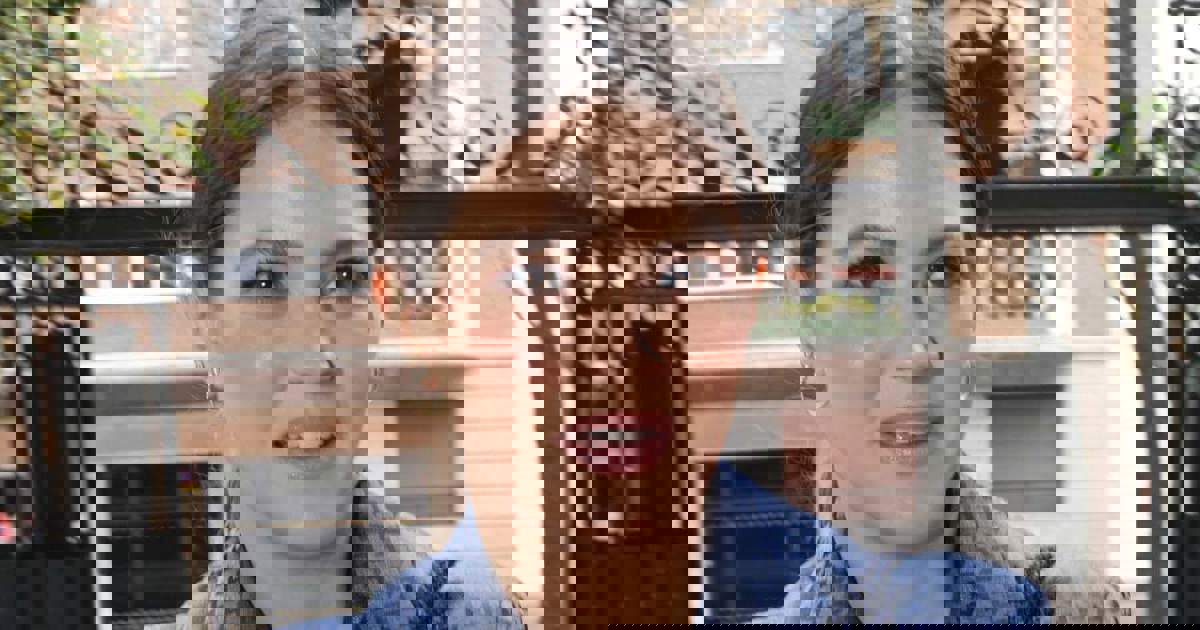 Isabelle Junot, la mamá de bautizo más chic con el traje de lujo holgado, cómodo y sofisticado