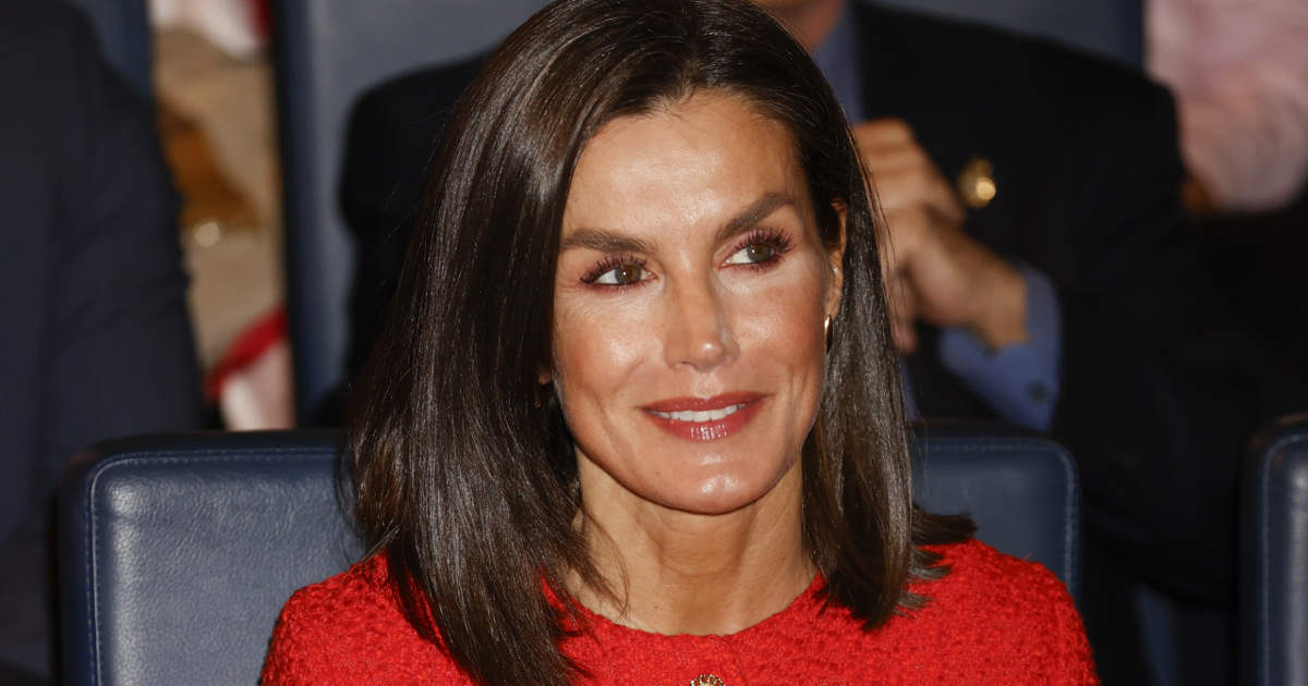 La reina Letizia inspira a las mujeres +50 con el look de oficina más elegante y cómodo para el ...