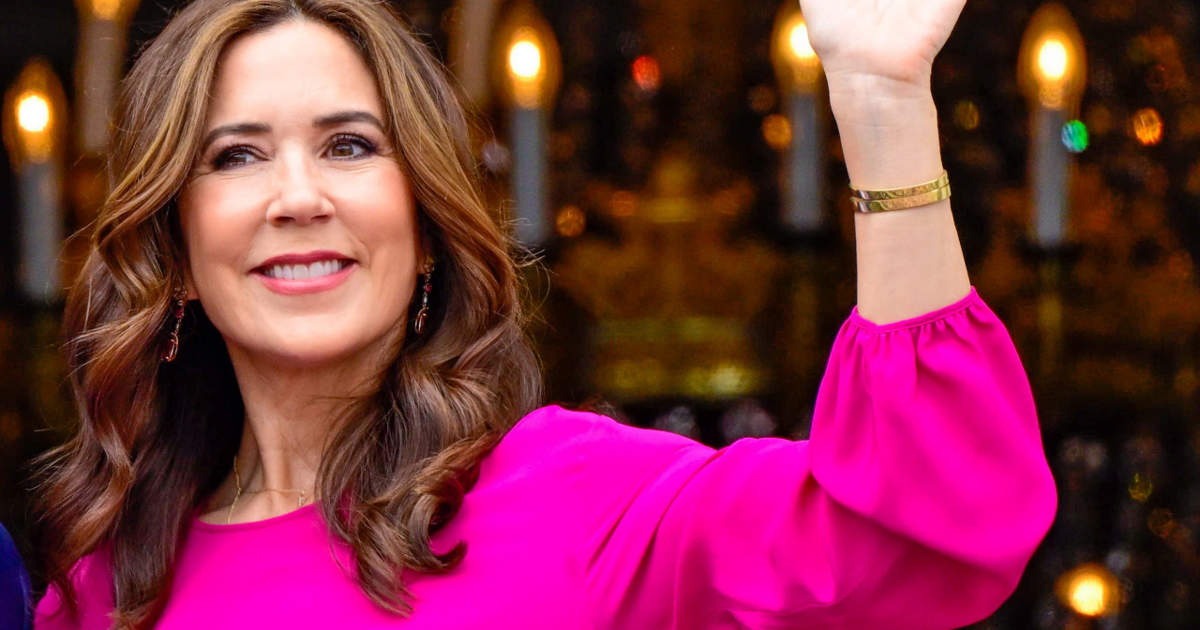 Mary Donaldson triunfa con el vestido midi rosa efecto buena cara que ...