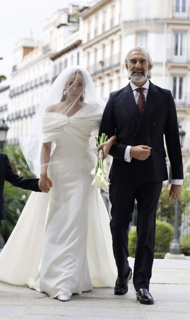 La influencer Ana Moya conquista con su vestido de novia en su boda con ...