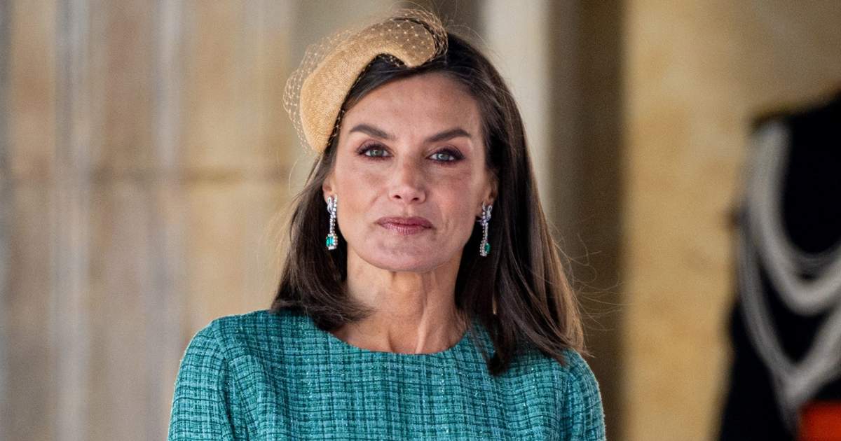 El gesto con el que la reina Letizia intenta solucionar su extraña ausencia en un evento al que ...