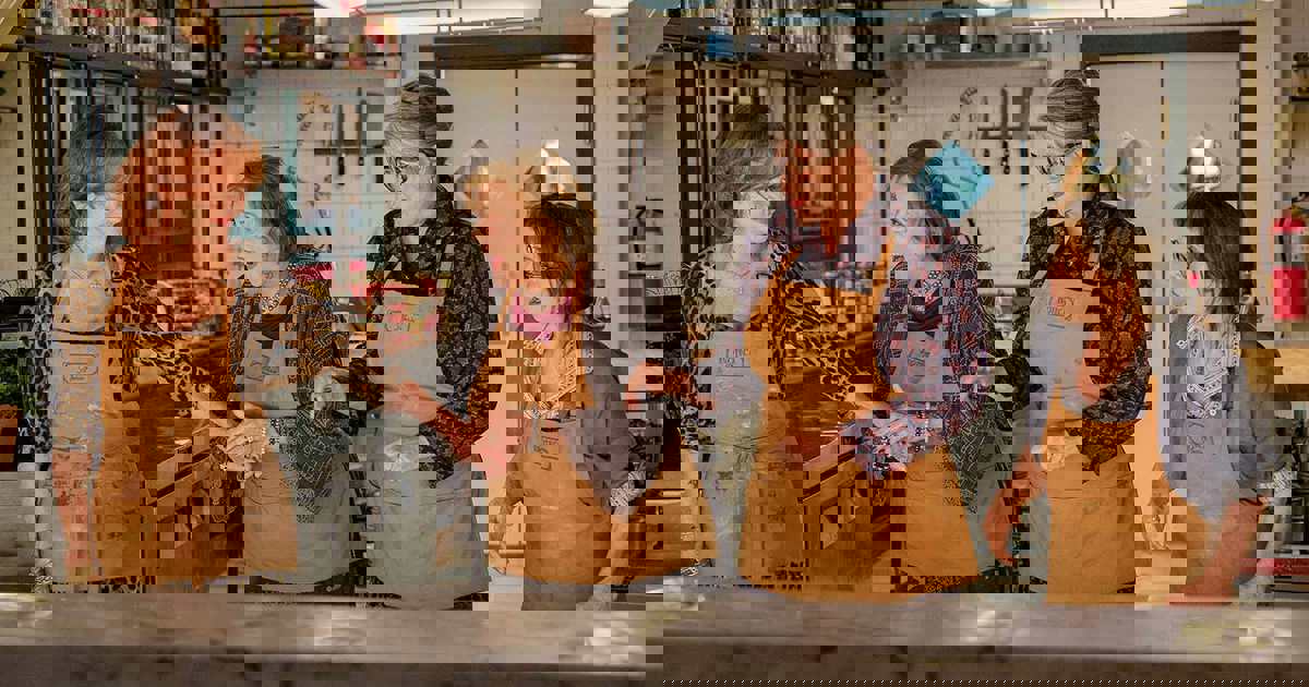 La curiosa historia real de la película que arrasa en Netflix: una entrañable comedia que ...