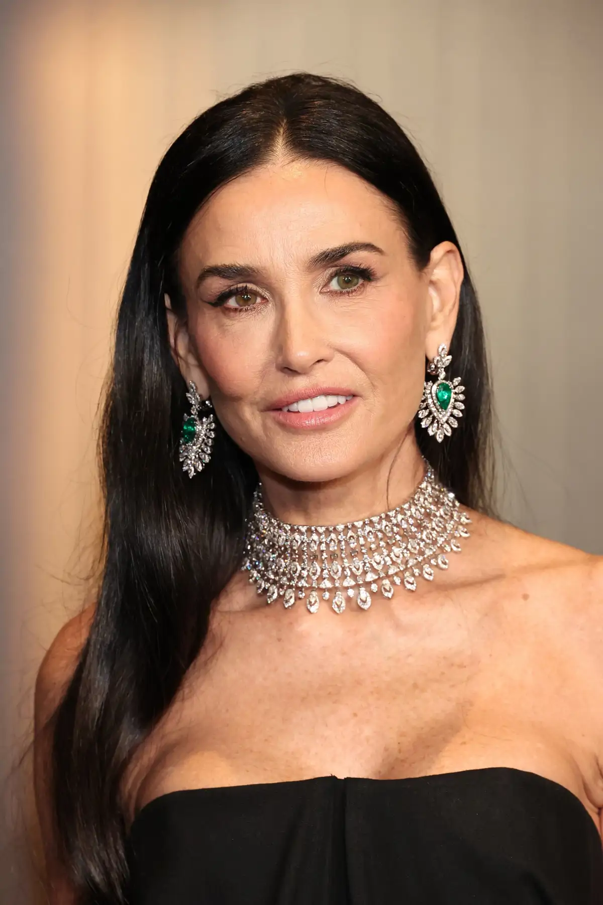 Demi Moore (62 años): "Mi madre me inculcó que, sin falta, debía lavar ...