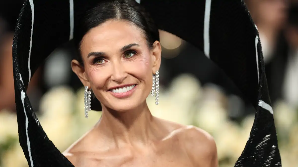 Demi Moore (62 años): "Mi madre me inculcó que, sin falta, debía lavar ...