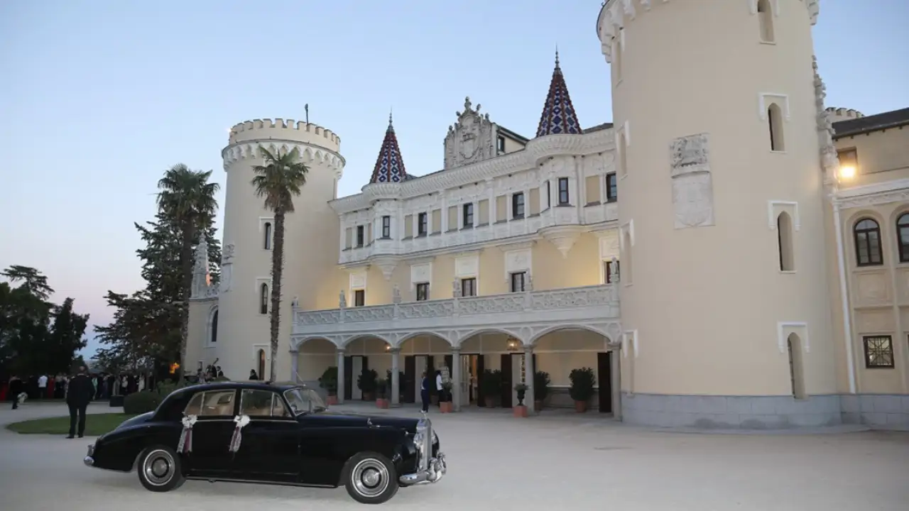 Las llamas arrasan el Castillo de Viñuelas, en Tres Cantos, el lugar de la boda de Kiko ...
