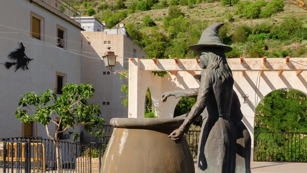 Está en Andalucía, es fresquito y lo conocen como 'el pueblo de las ...