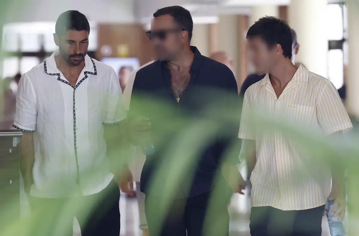 Primeras imágenes de Alex García, destrozado, en el funeral de su ...